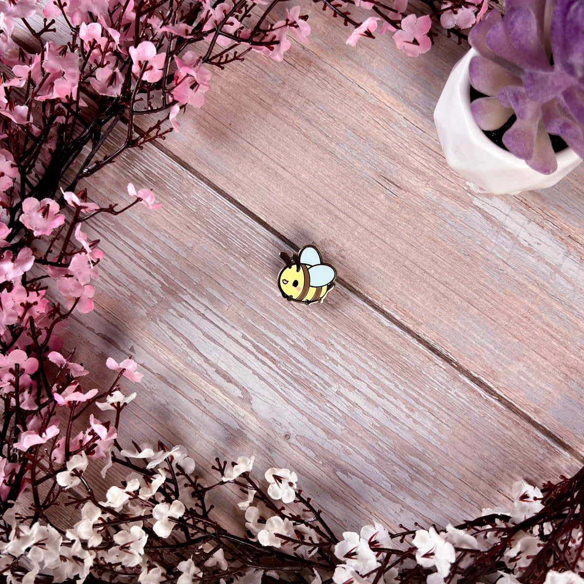 Smol Bee Mini Pin | Delicows – Quirkory